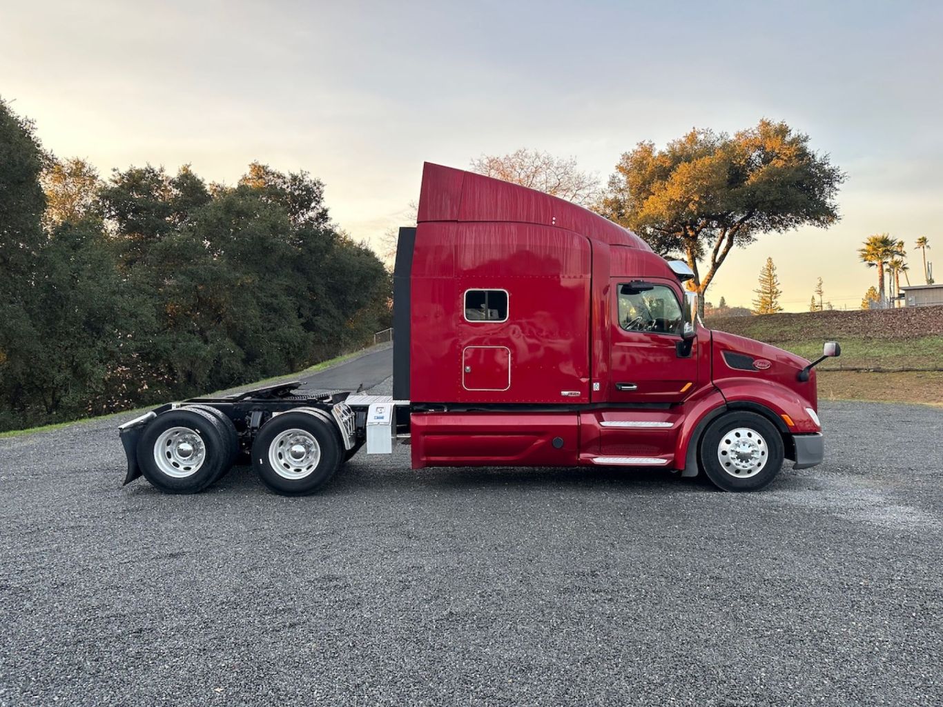 2017 Peterbilt Sleeper Tractor | CharterTrucks.com